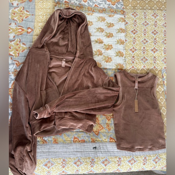 SKIMS | Tops | Nwt Skims Velour Crew Neck Tank And Jacket Set Xs Medium ...